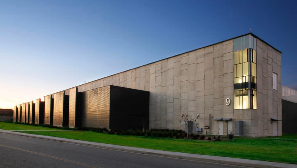 10 Beautiful Photos of Equinix SV1 and SV5 Data Centers ...